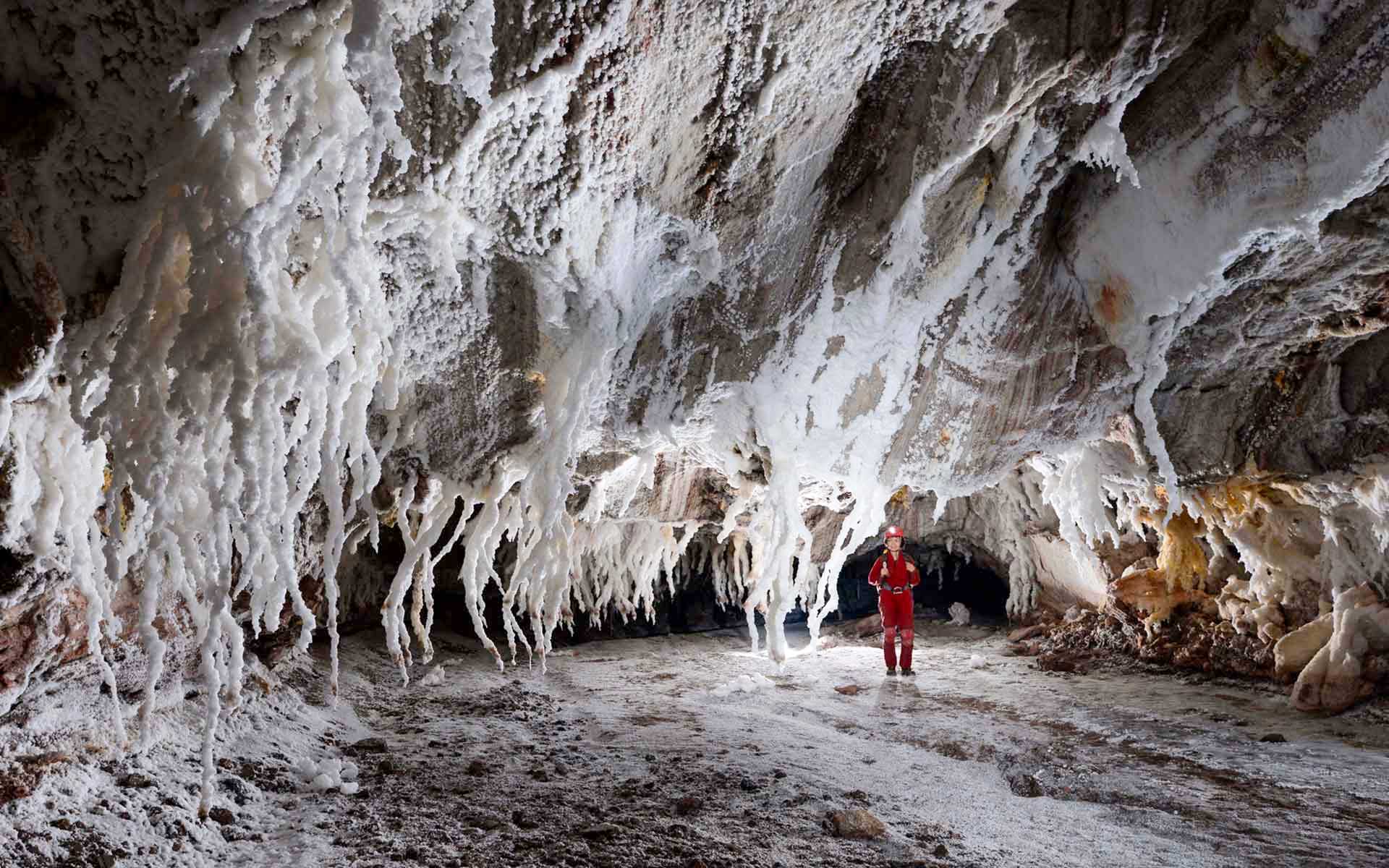 Jaskyňa troch naháčov - najväčšia soľná jaskyňa na svete - Irán ...